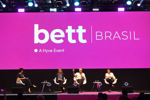 "Temos que ensinar o aluno a ser um pensador e a colaborar", diz Cláudia Costin