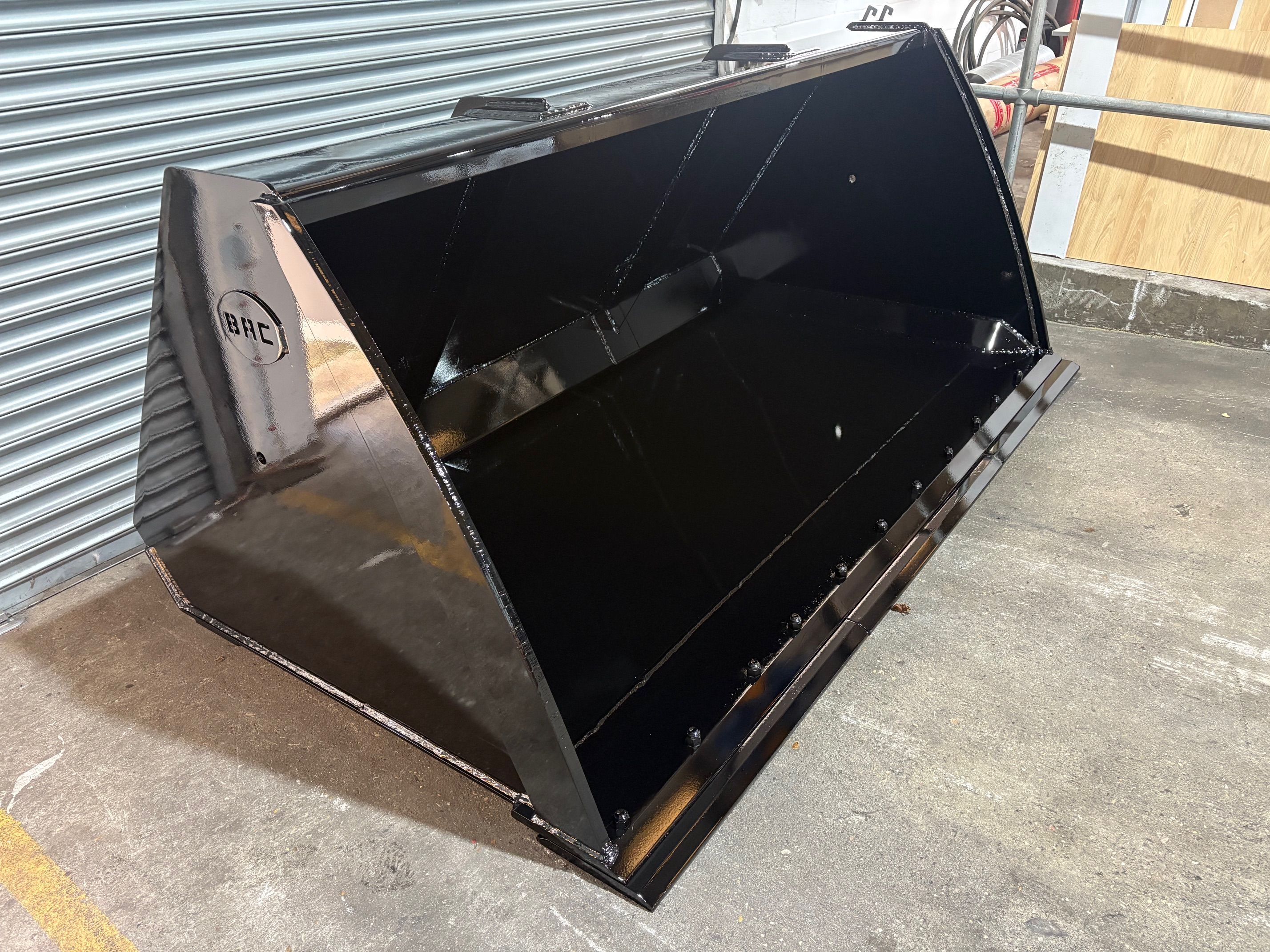 2.5m cubed Telehandler bucket, complete with bolt on reversible wear ...