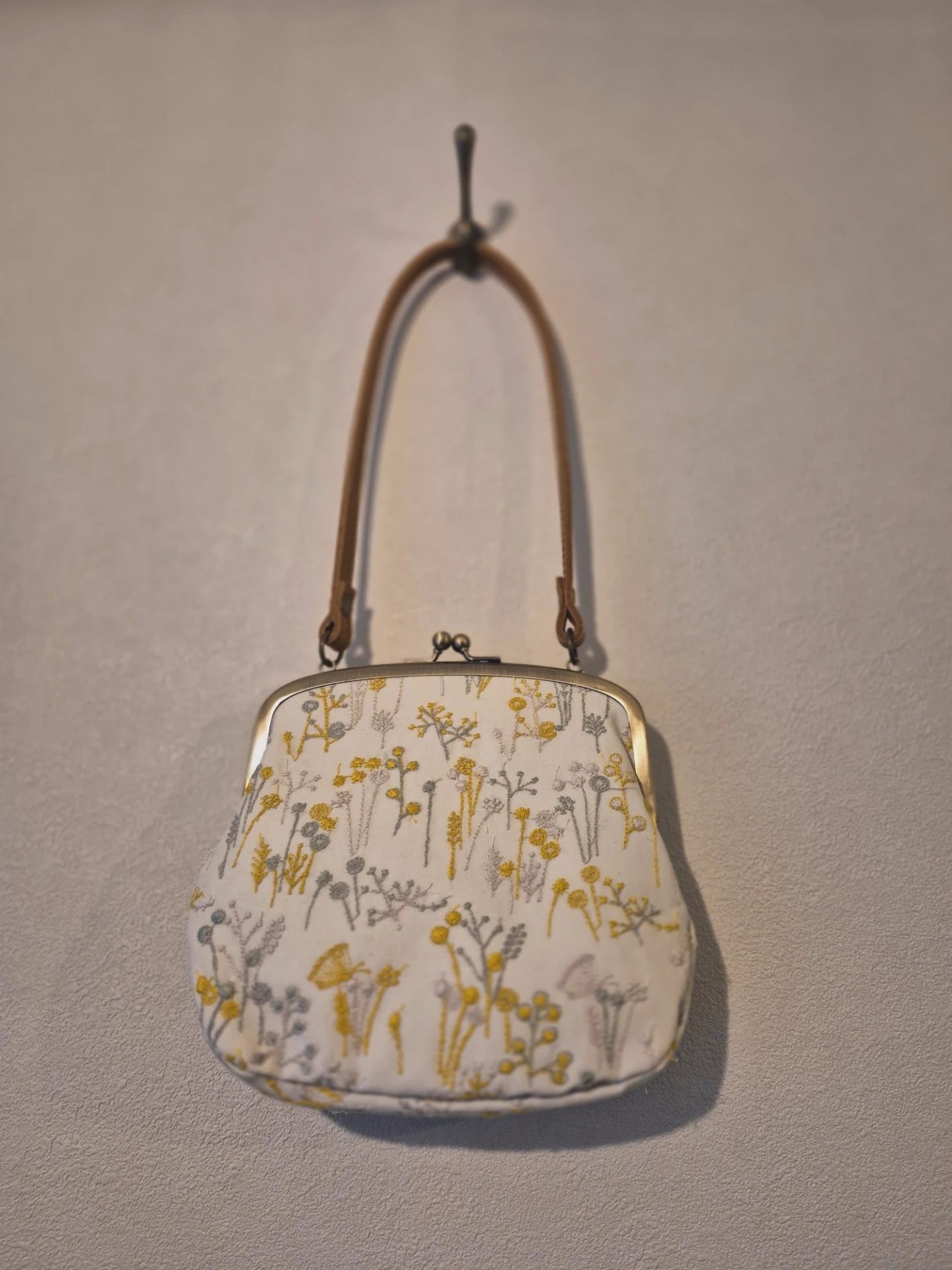 kiss lock bag with leather handle - Retail Revealed