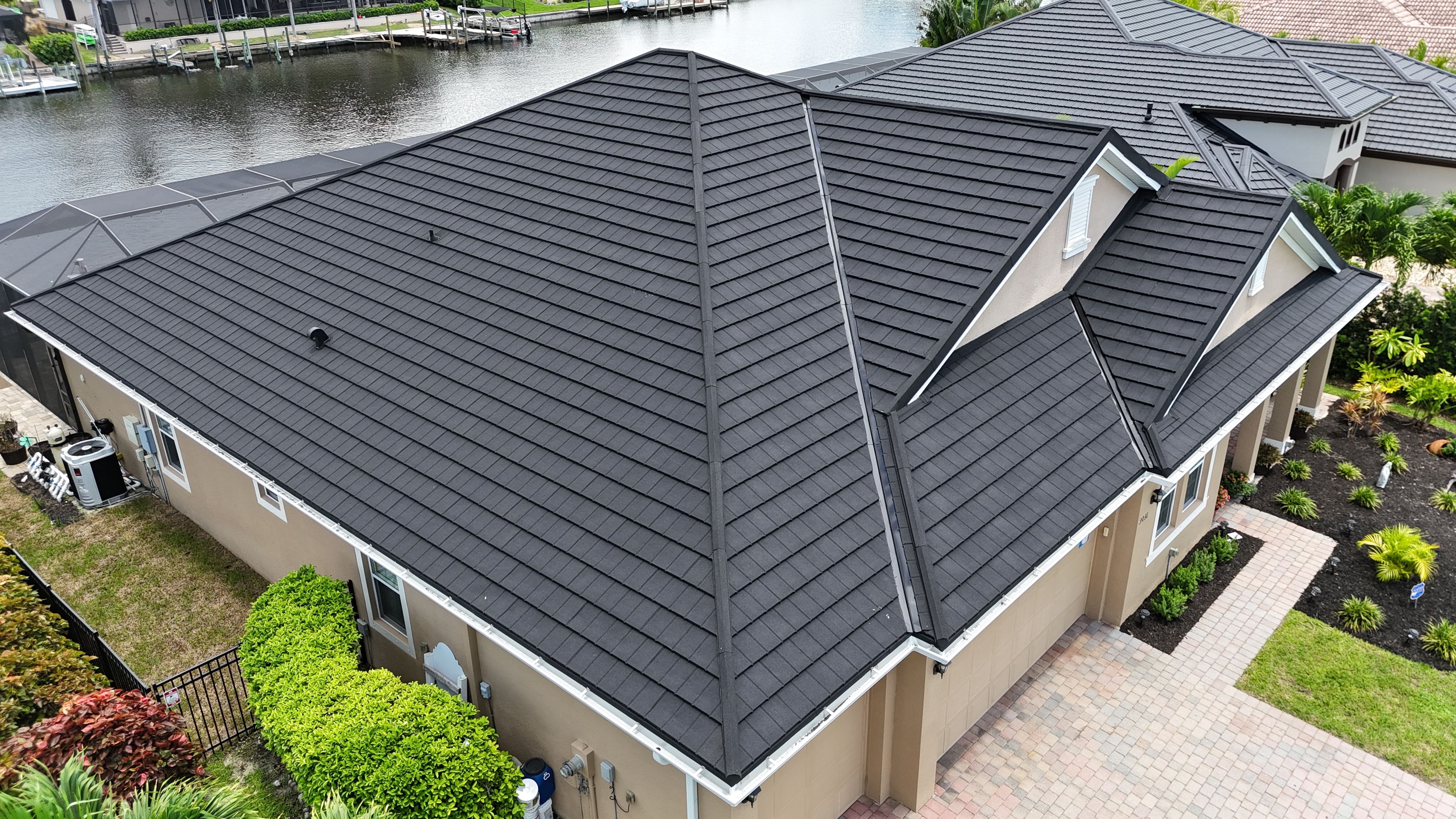 Novatik NATURA SLATE | Stone Coated Metal Roof Tile - UK Construction Week