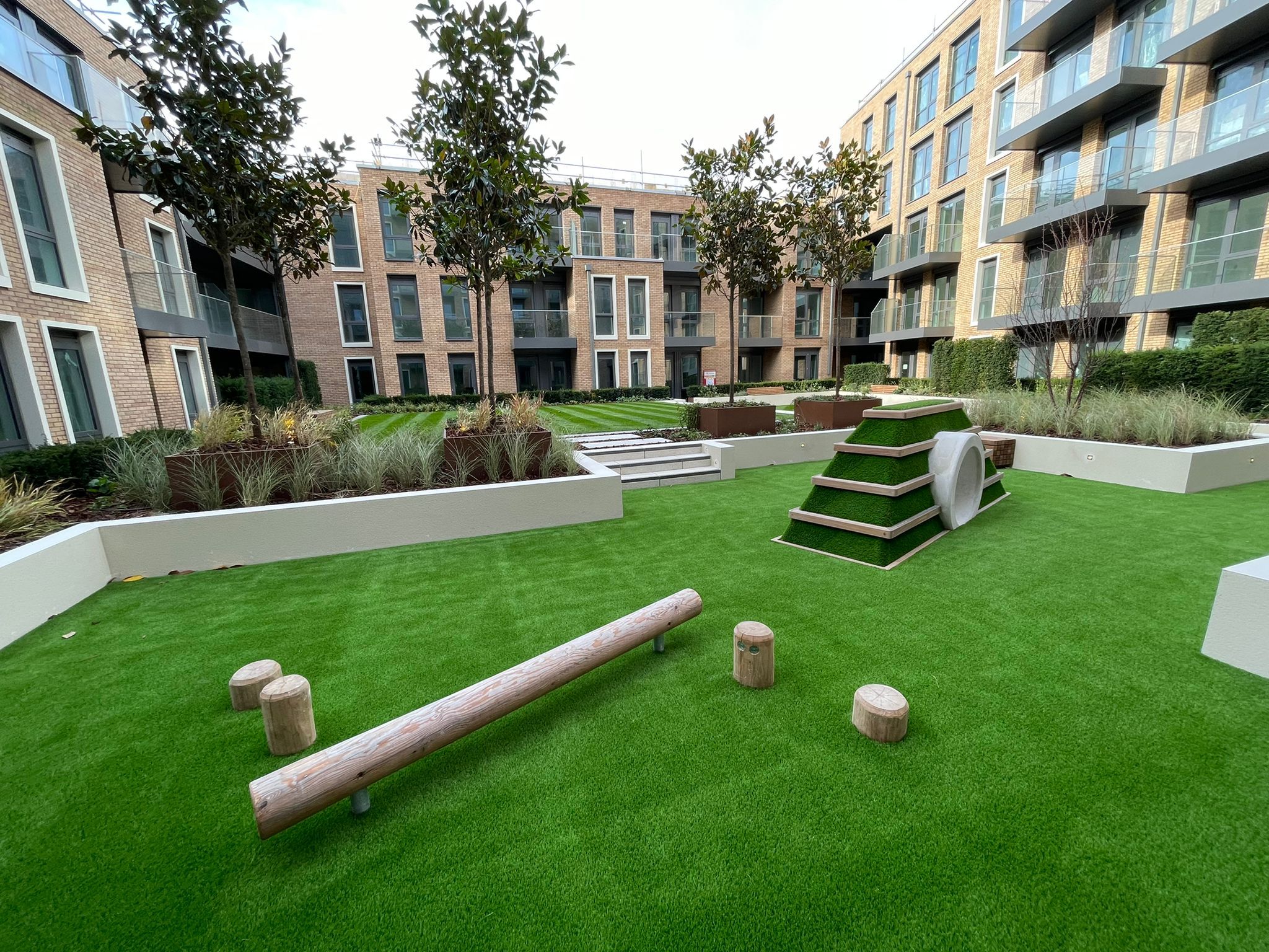 LUXURY PODIUM COURTYARD - UK Construction Week
